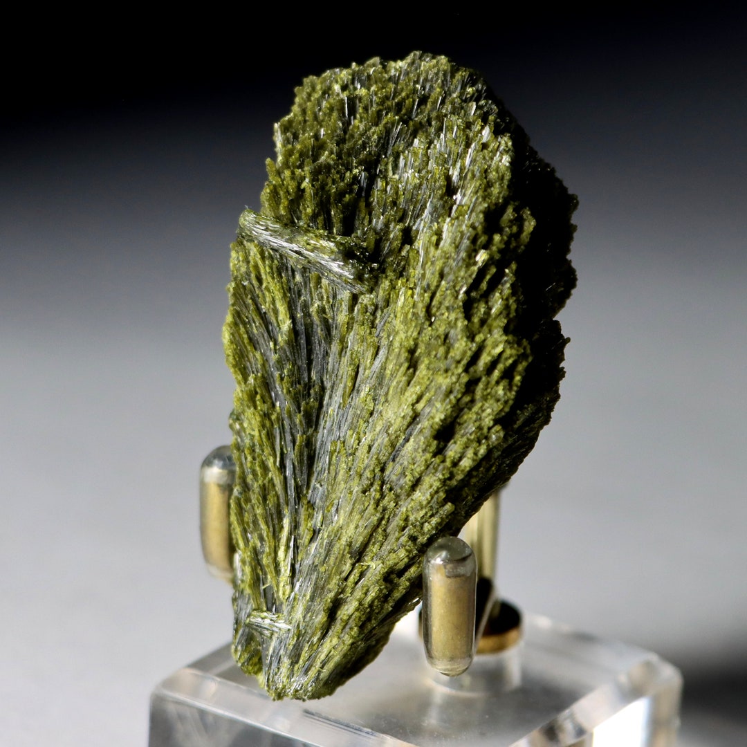 Natural Epidote Fan | Rare Mineral Specimen Rare Crystal Collection ...