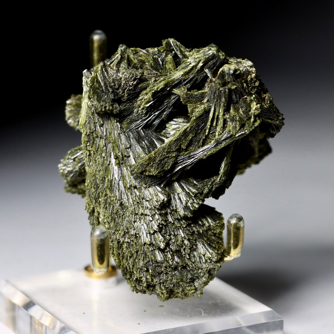 Natural Epidote Fan | Rare Mineral Specimen Rare Crystal Collection ...