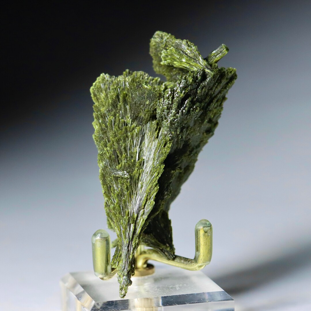Natural Epidote Fan | Rare Mineral Specimen Rare Crystal Collection ...