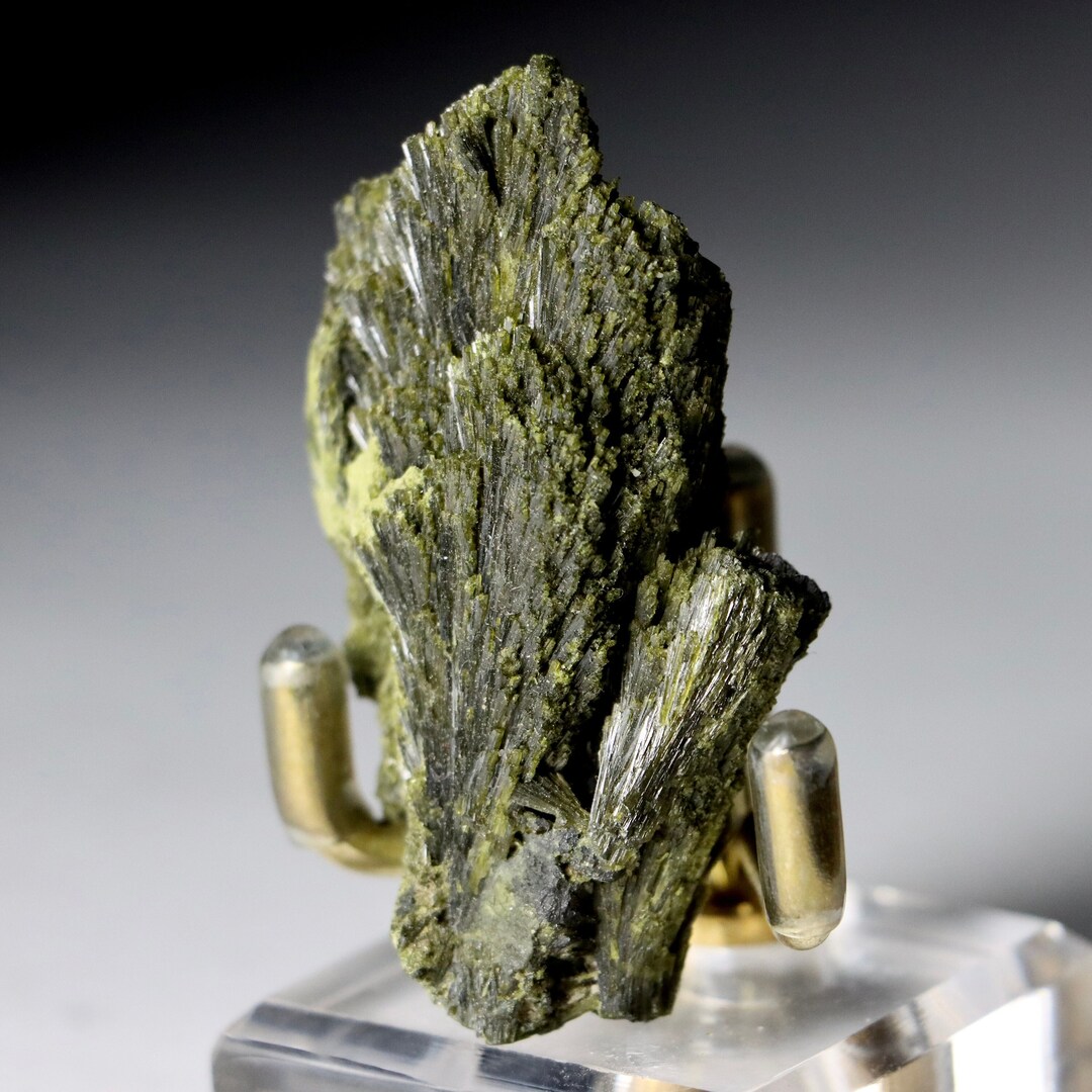 Natural Epidote Fan Rare Mineral Specimen Rare Crystal Collection ...