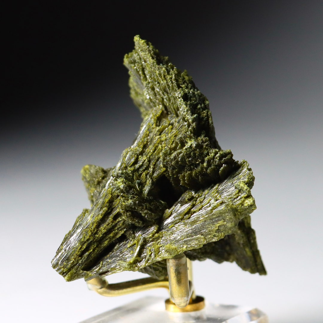 Natural Epidote Fan | Rare Mineral Specimen Rare Crystal Collection ...