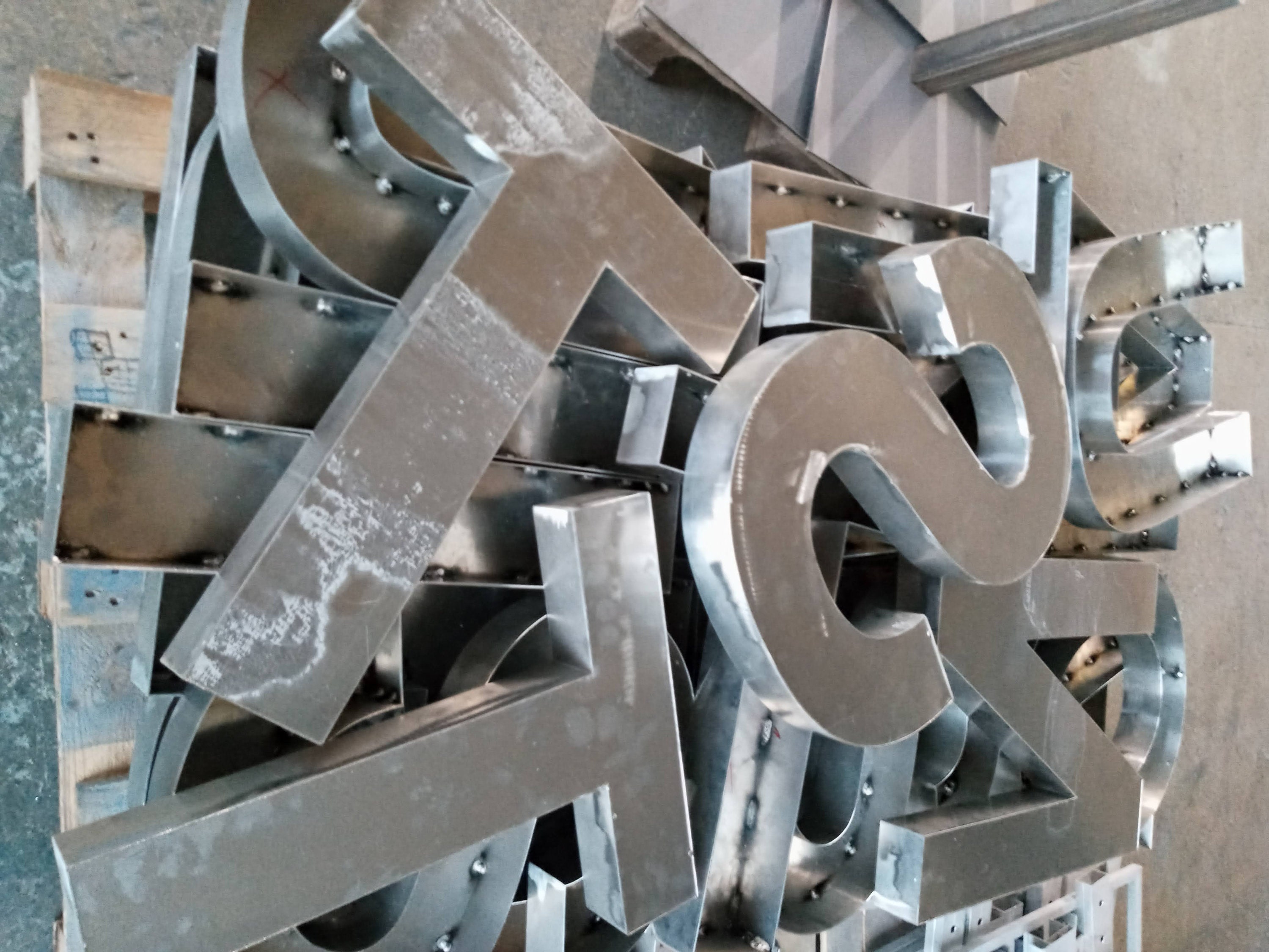 Letras publicitarias de aluminio números H1000 y caracteres especiales ...