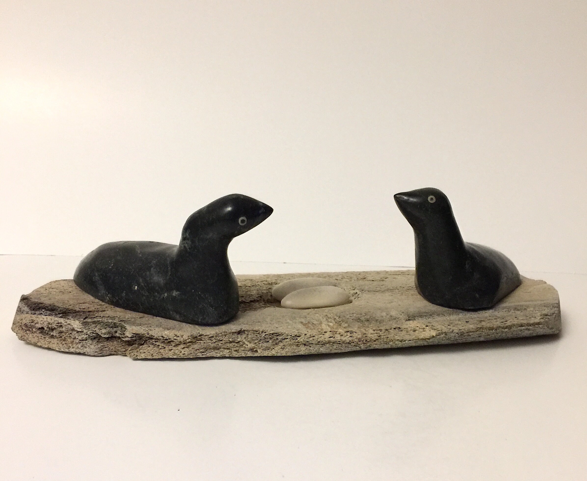 Inuit Kunst Eskimo Schnitzerei Uriash Puqiqnak Vogelnest #90006 1991 ...