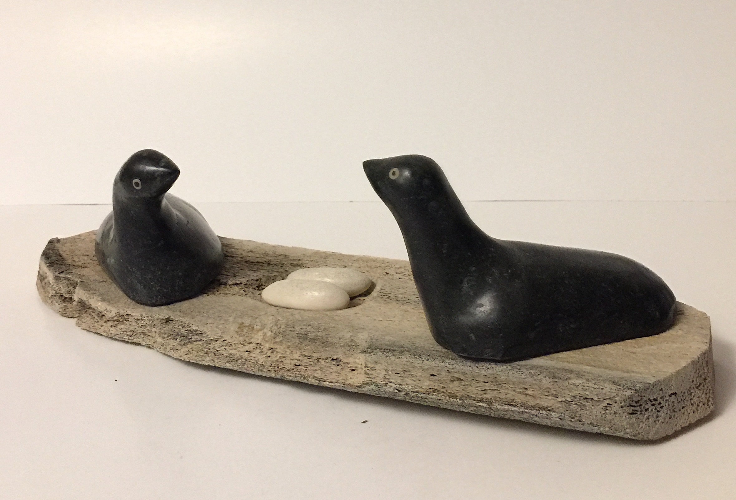 Inuit Kunst Eskimo Schnitzerei Uriash Puqiqnak Vogelnest #90006 1991 ...