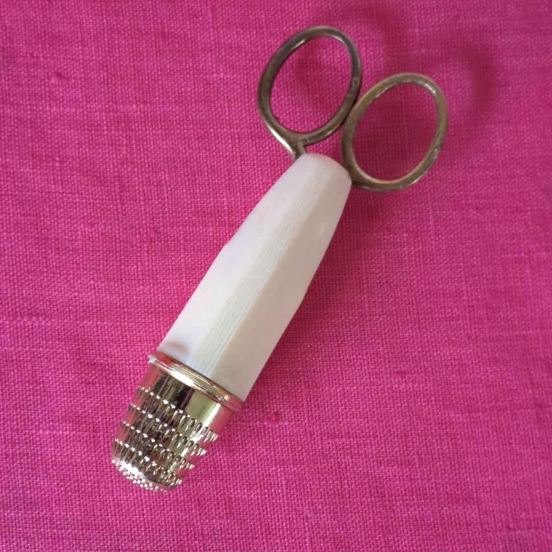 1950's Scissor, Thimble, Thread and Needle Keeper. Vintage Sewing Etui ...