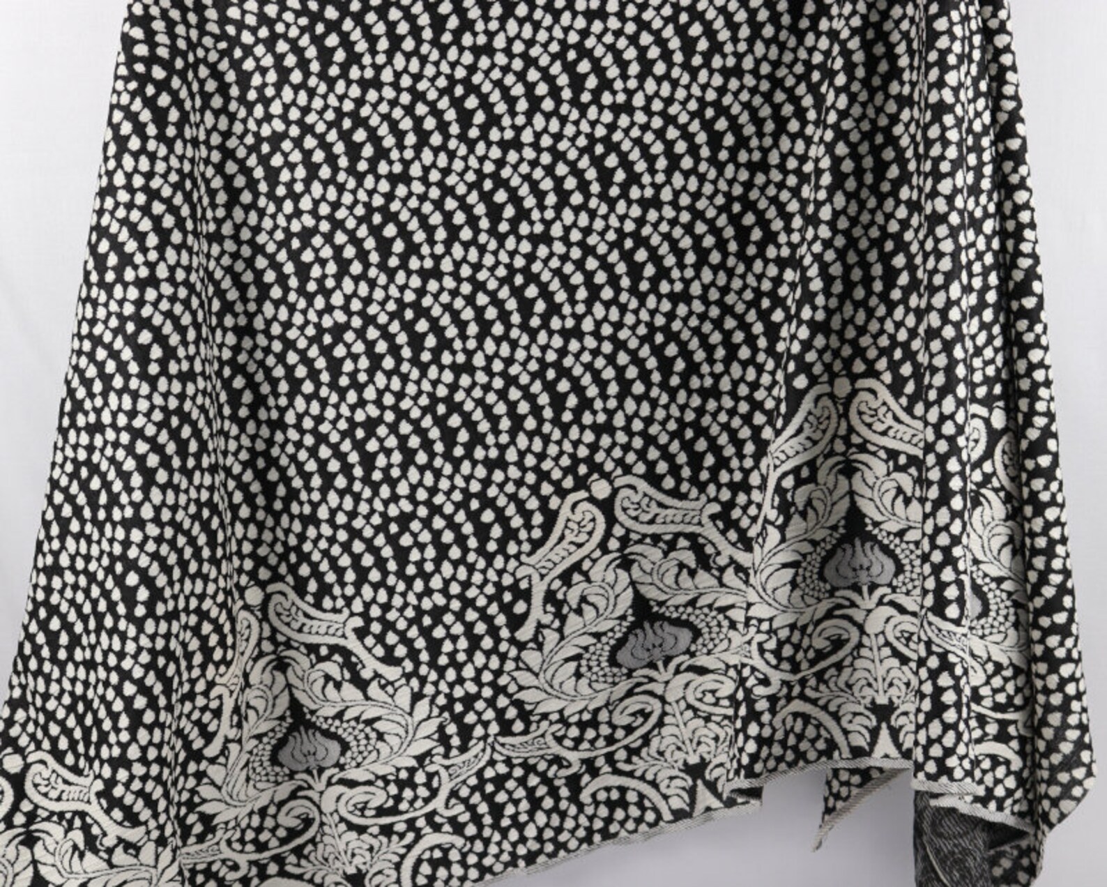 58/60" Black-ivory Lotus With Dots Cotton/polyester/spandex Knit Fabric ...