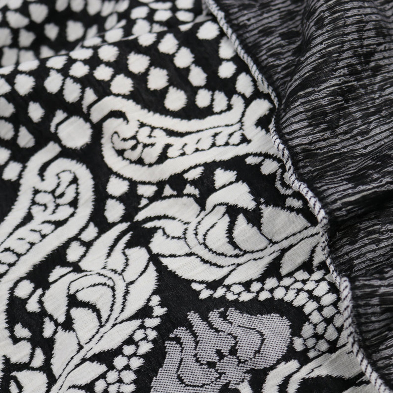 58/60" Black-ivory Lotus With Dots Cotton/polyester/spandex Knit Fabric ...