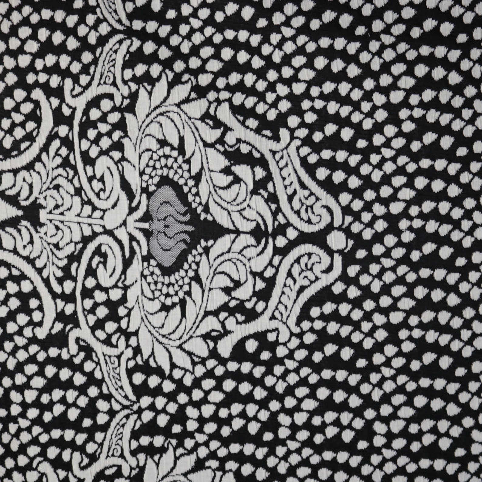 58/60" Black-ivory Lotus With Dots Cotton/polyester/spandex Knit Fabric ...