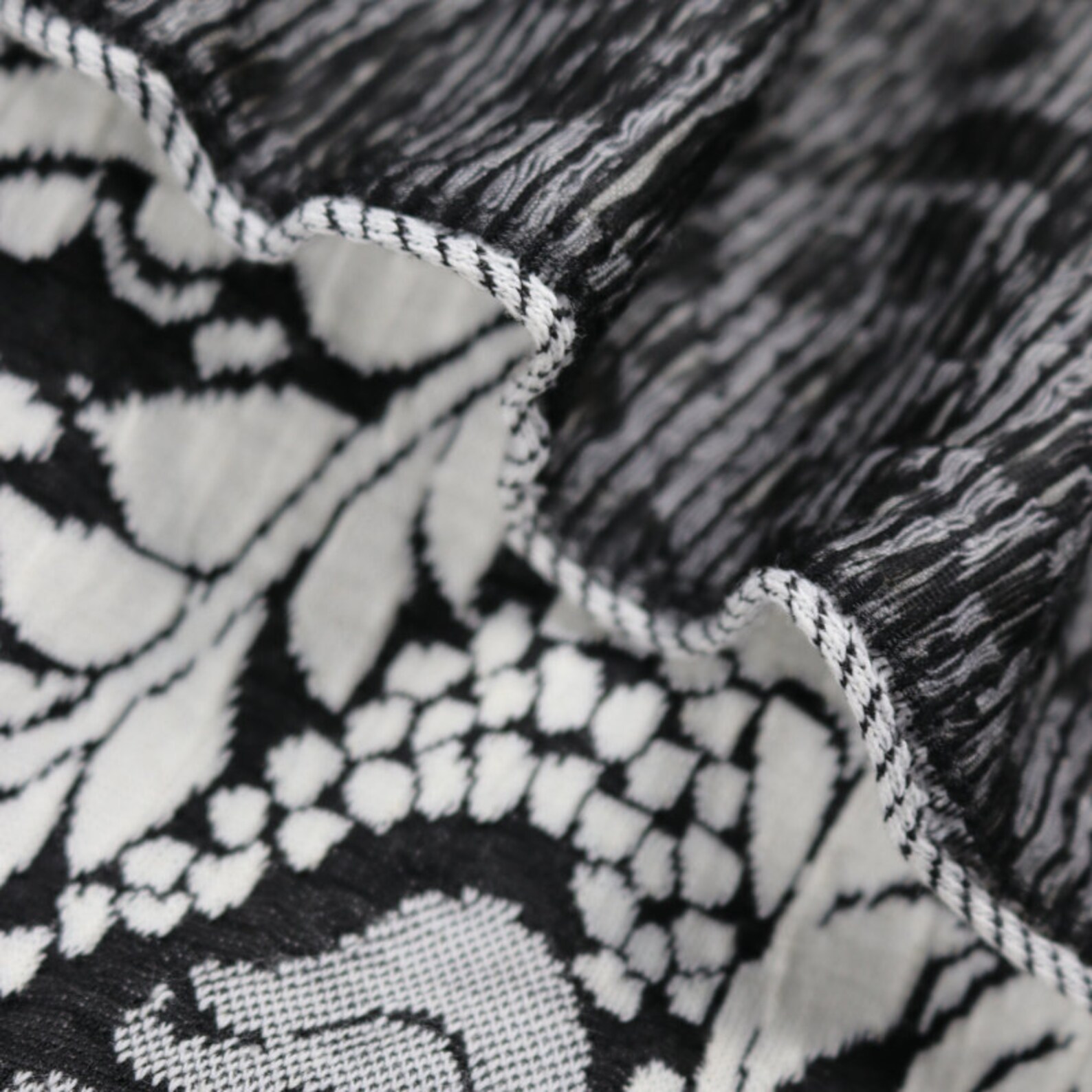 58/60" Black-ivory Lotus With Dots Cotton/polyester/spandex Knit Fabric ...