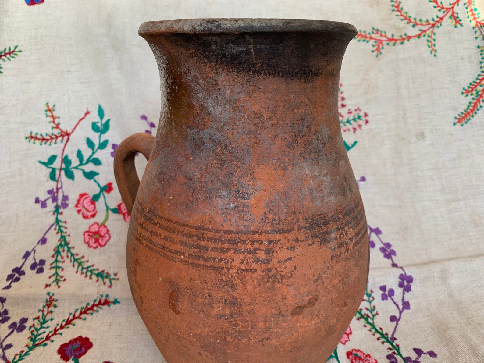 Jarrón de terracota antiguo con mango, vasija primitiva húngara mediana ...