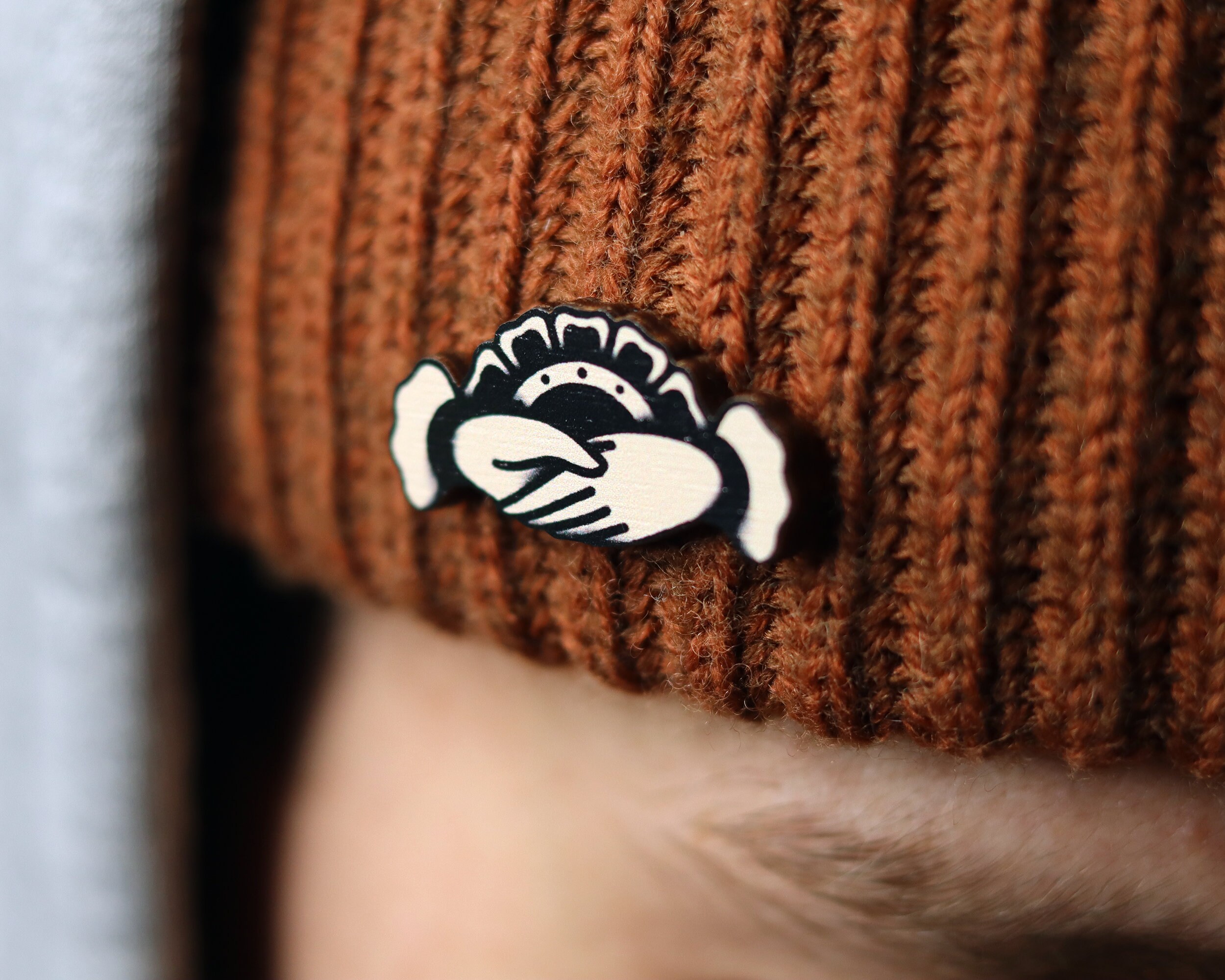 HANDSHAKE PIN Wooden Brooch Traditional Tattoo Design Classic Tattoo ...