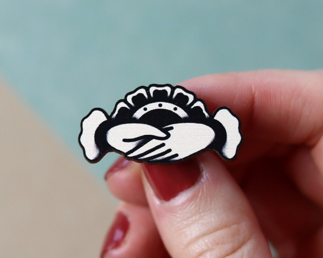 HANDSHAKE PIN Wooden Brooch Traditional Tattoo Motive - Etsy
