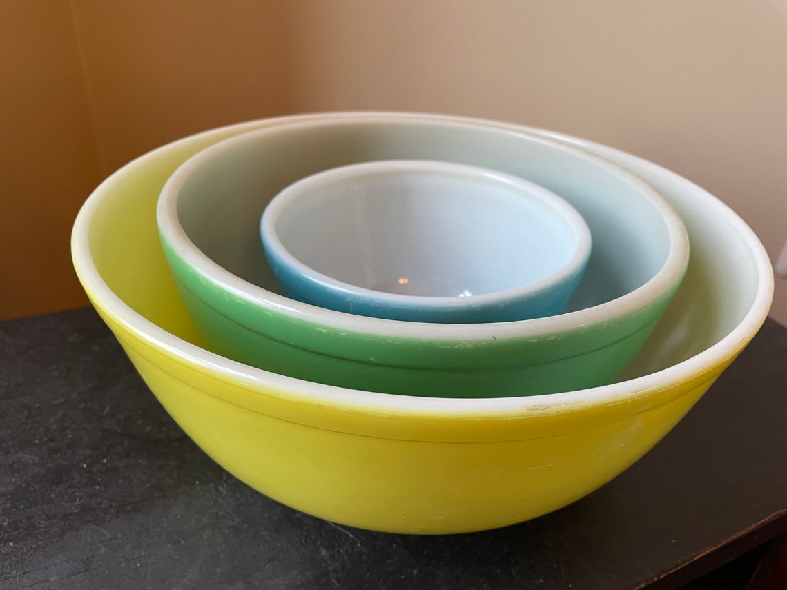 Vintage Pyrex Primary Color Nesting Mixing Bowls Set of 3 Yellow Green ...