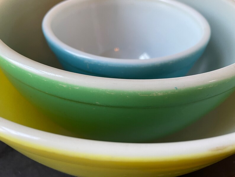 Vintage Pyrex Primary Color Nesting Mixing Bowls Set of 3 Yellow Green ...