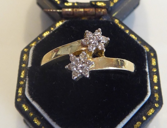 Pretty 10ct Solid Gold Double Twist Cluster Ring - Gem