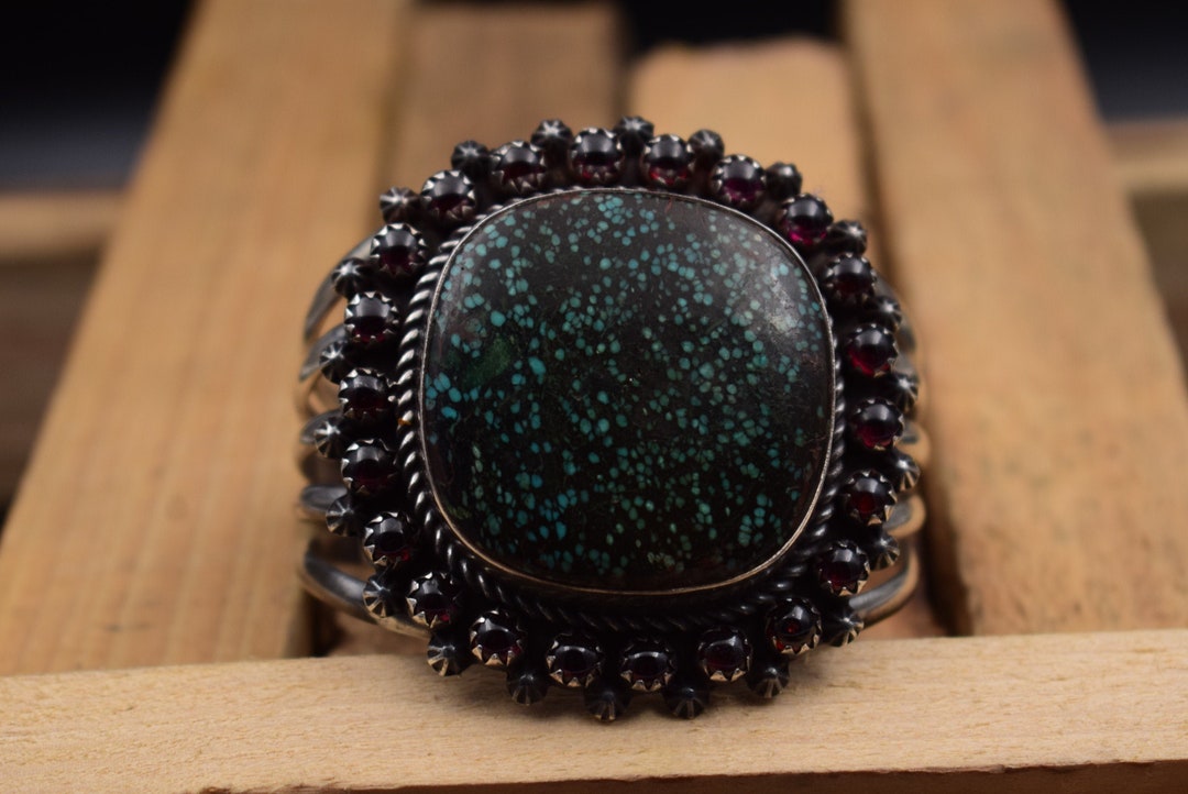 Hermoso suroeste de color turquesa verdoso oscuro envolvente con ...