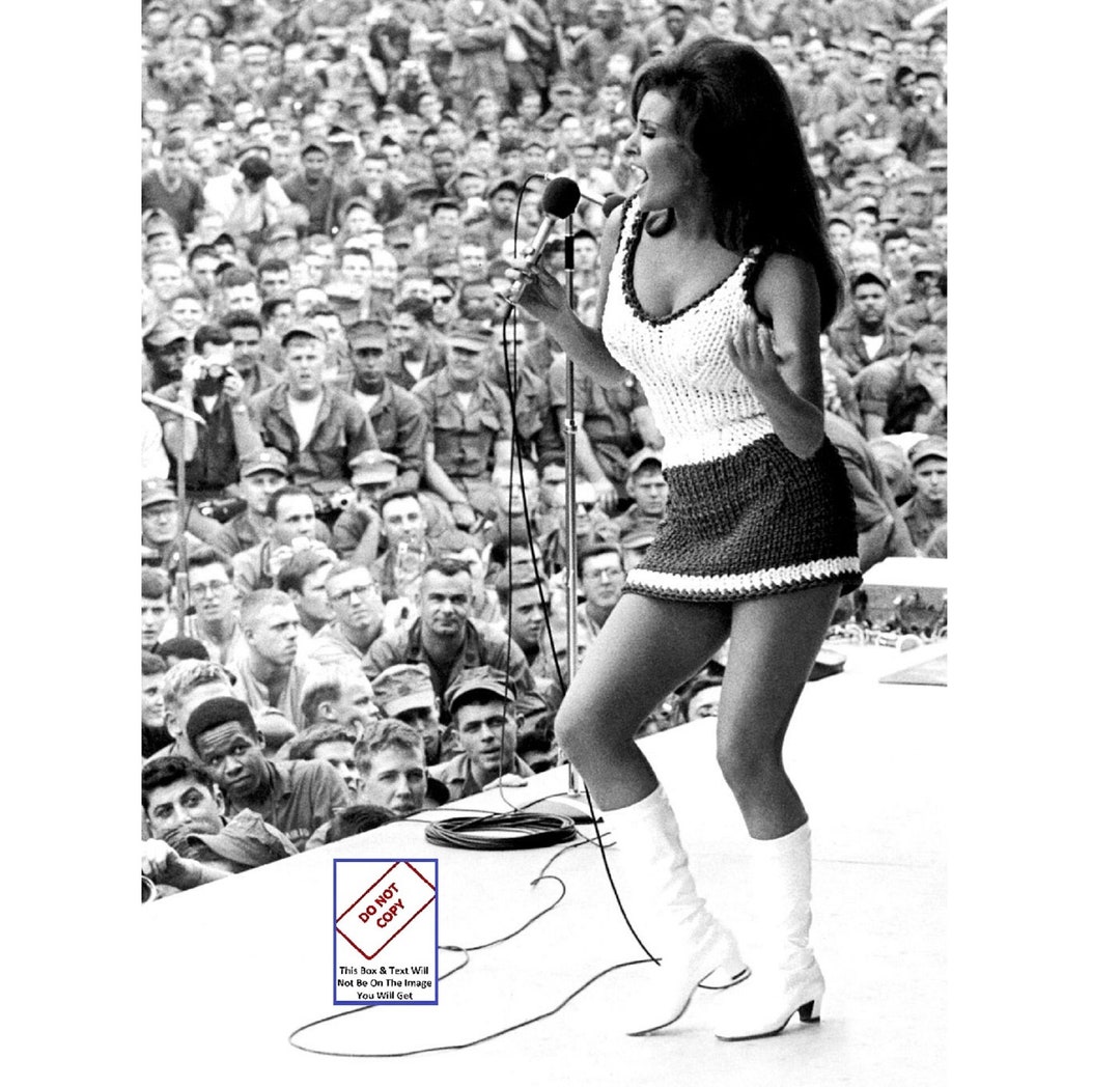 Raquel Welch USO Tour Guerre du Vietnam Photo Bob Hope Saigon 1967 ...