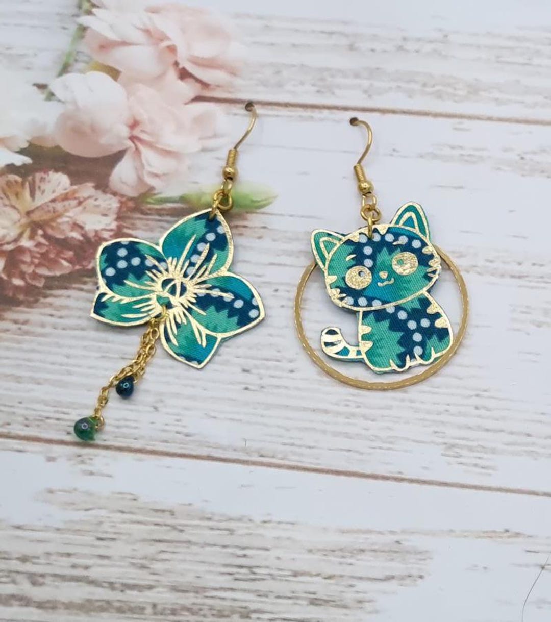 Asymmetrical Mismatched Kawaï Cat and Orchid Earrings in Green Wasabi ...