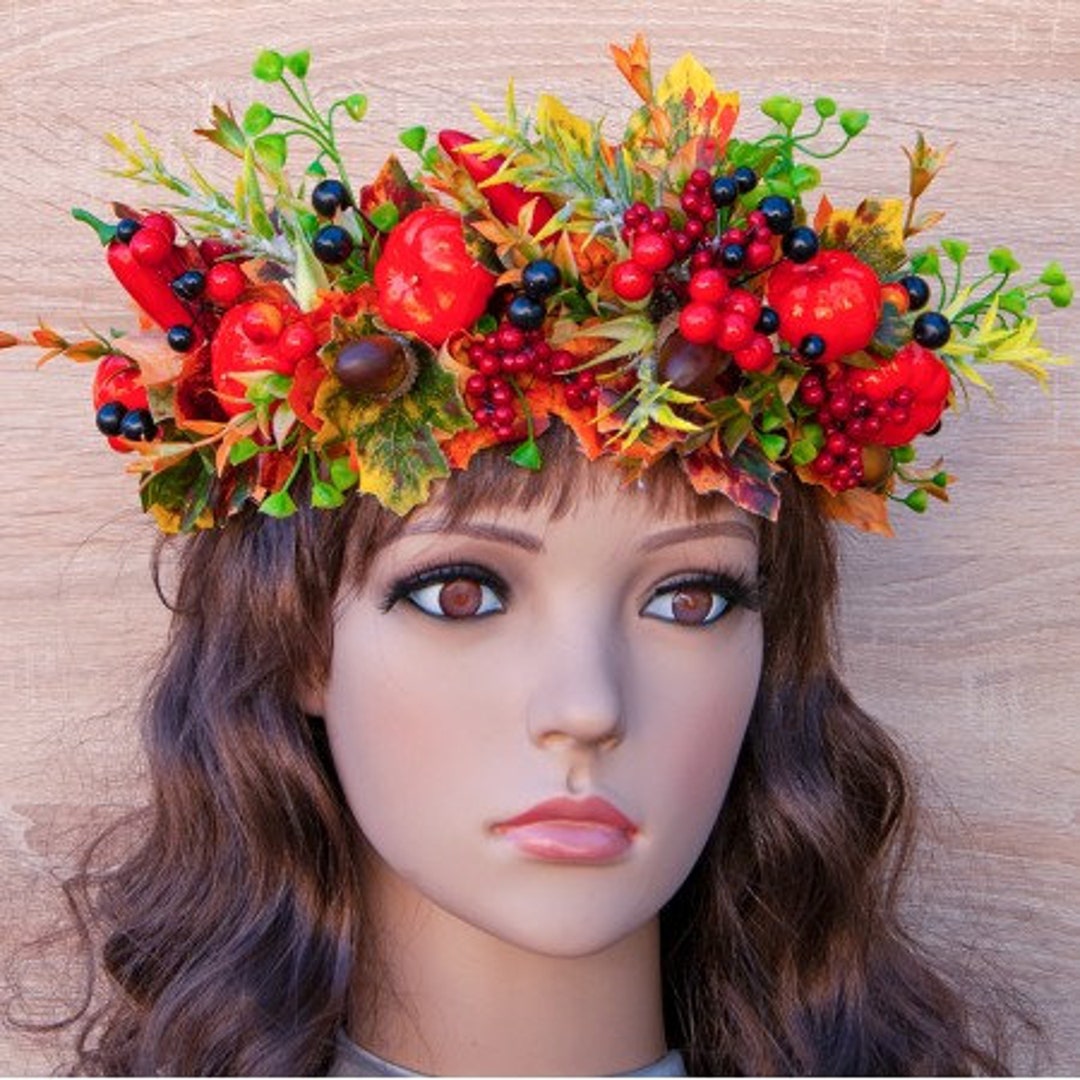 Crown Queen of Autumn Made of Autumn Leaves, Berries, Acorns ...
