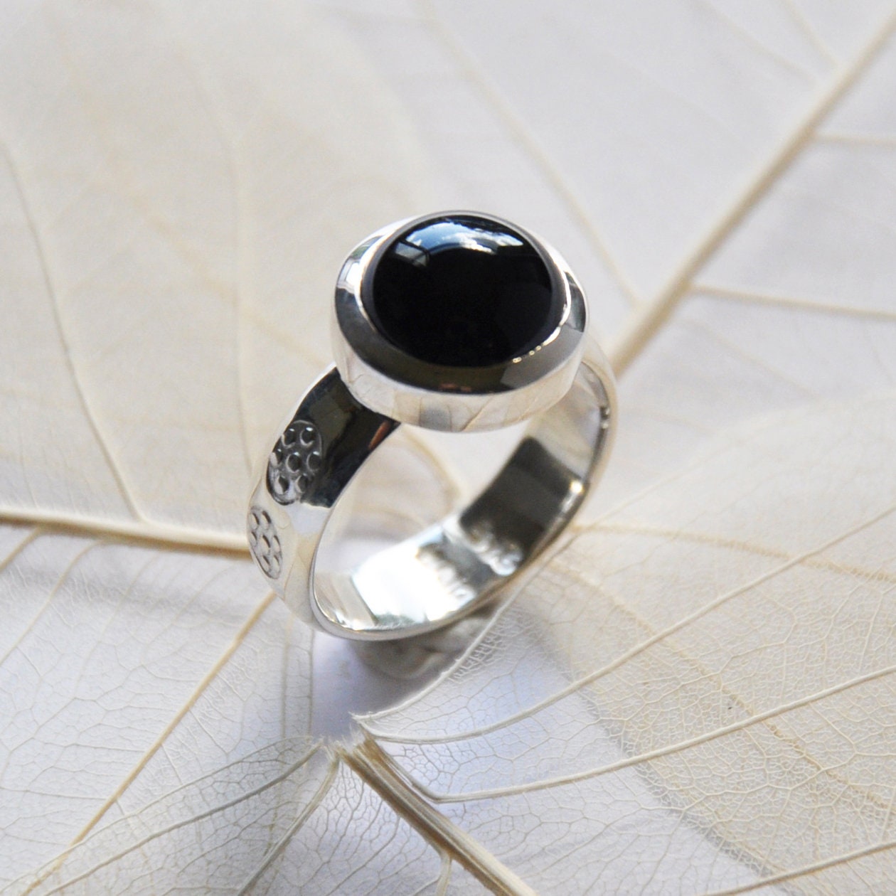 Onyx Ring, Shiny Smooth Onyx in a Circular Shape, Set in 925 Silver ...