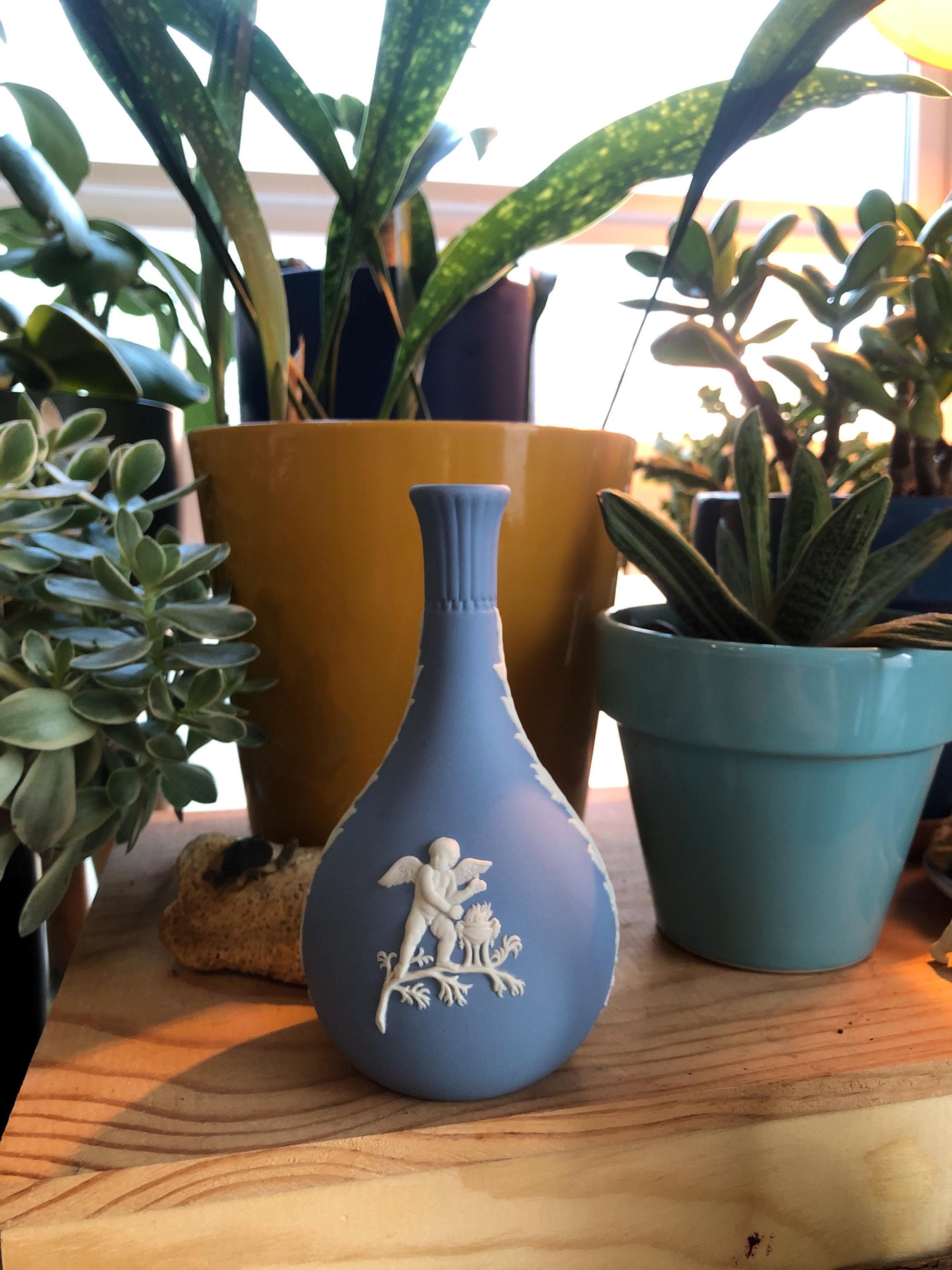 Wedgwood Mid-century-modern Jasperware Bud Vase in White and Blue 1965 ...