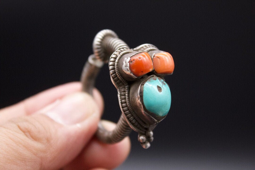Pendientes tibetanos antiguos de plata y turquesa -Adorno ceremonial ...