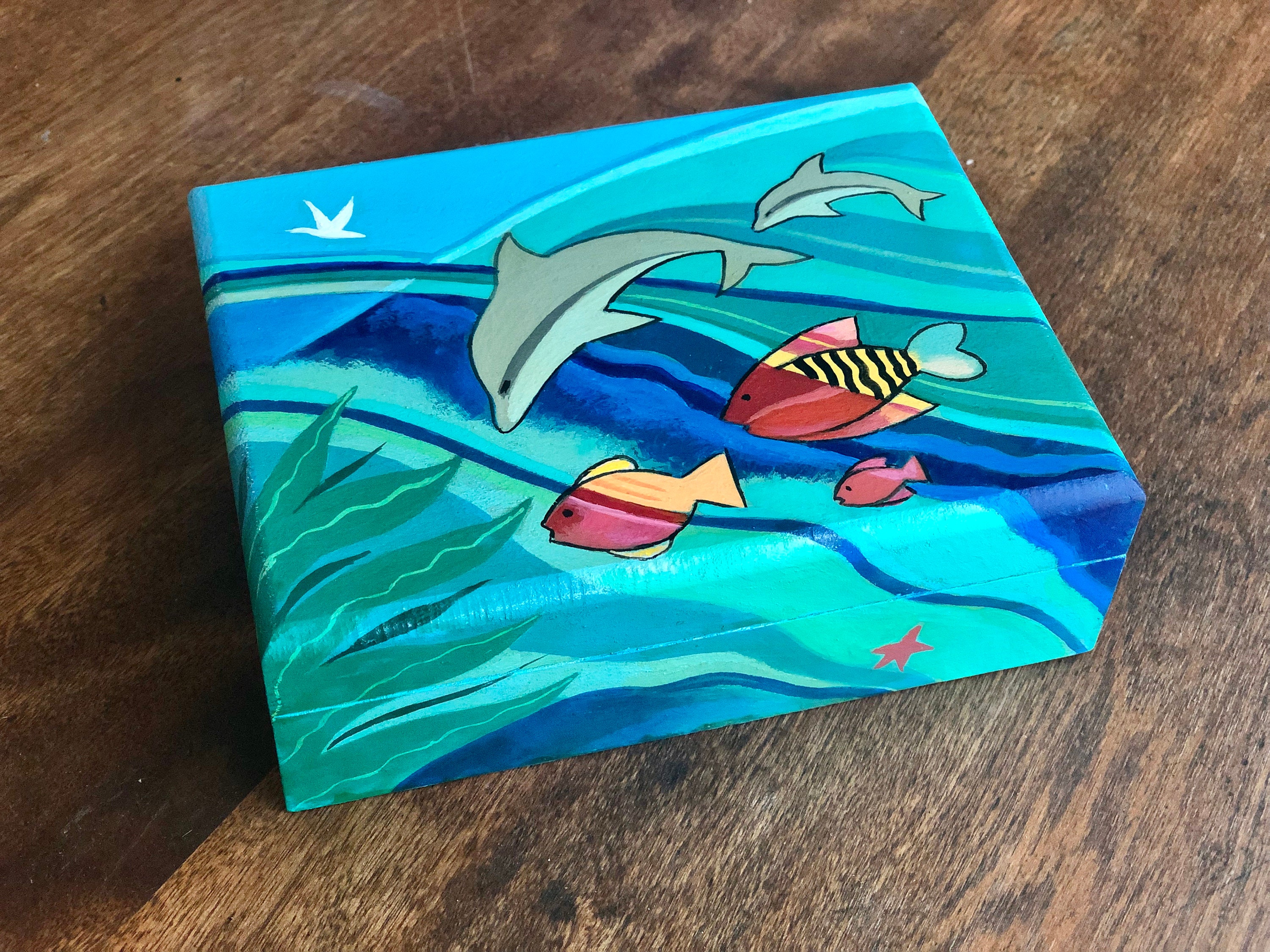 Caja de madera pintada a mano de delfines y peces nadando bajo | Etsy