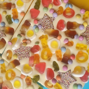 Haribo Starmix Covered Belgian White Chocolate Slab With Smarties ...