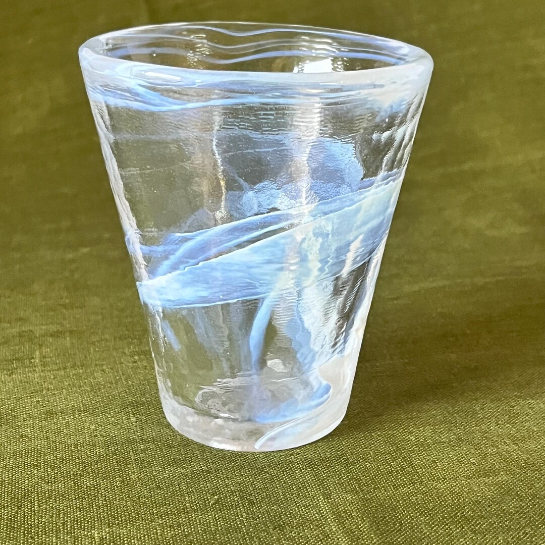 Schweres und stabiles Wasserglas entworfen von Ulrika Hydman Vallien ...