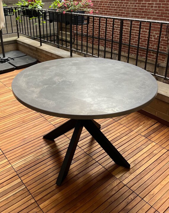 Round table concrete store