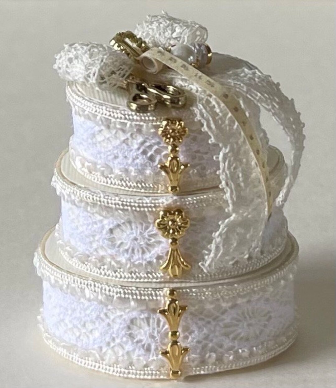 Tripla Cappelliera Con Coperchio Decorato Con Metro Da Sarta E Forbice ...