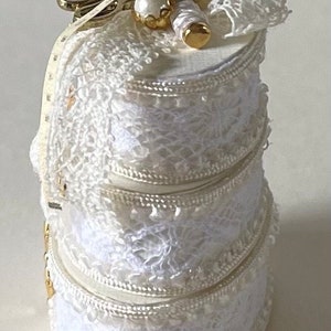 Tripla Cappelliera Con Coperchio Decorato Con Metro Da Sarta E Forbice ...