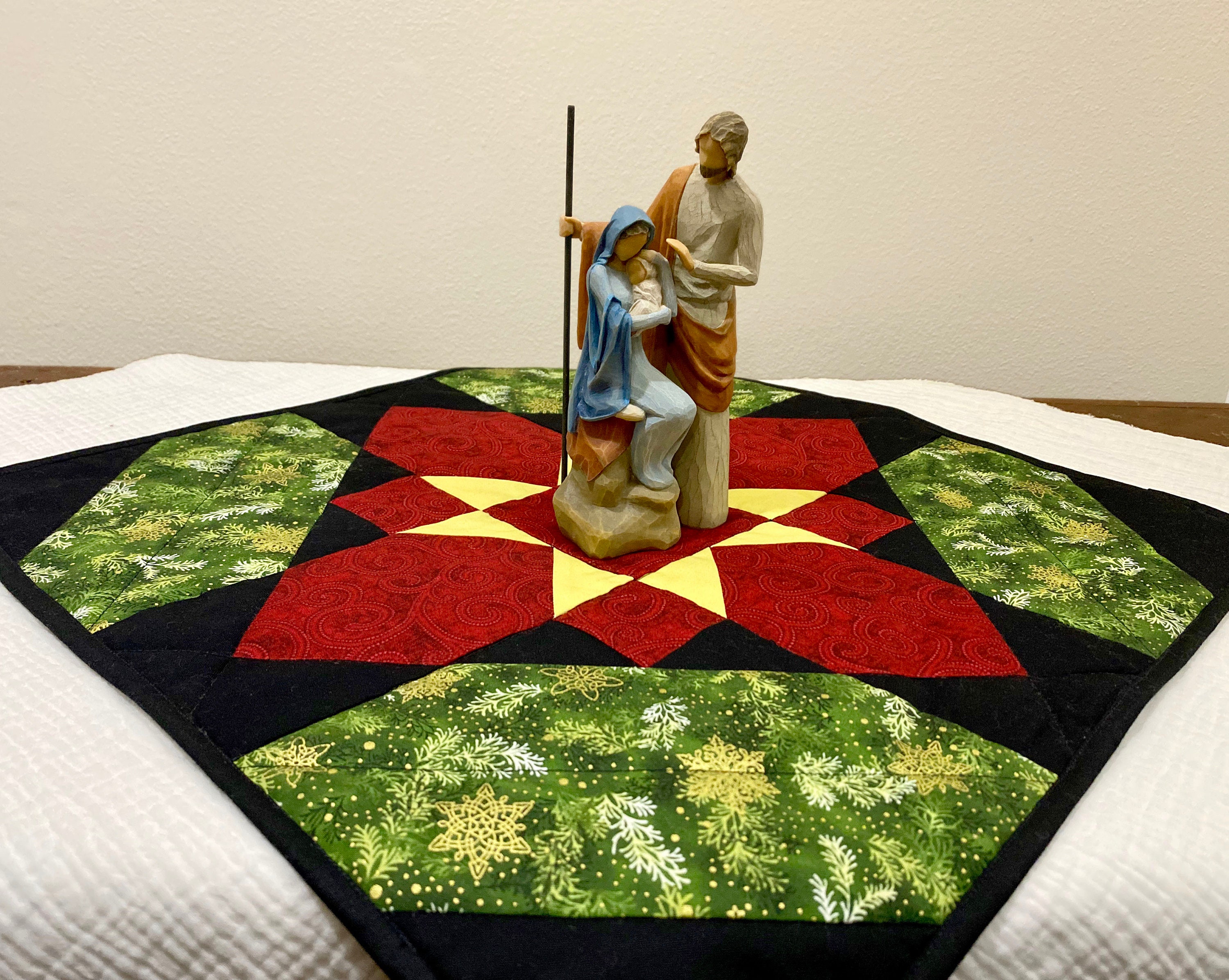 NEW QUILT PATTERN Christmas Wreath Table Topper Quilt Pattern | Etsy