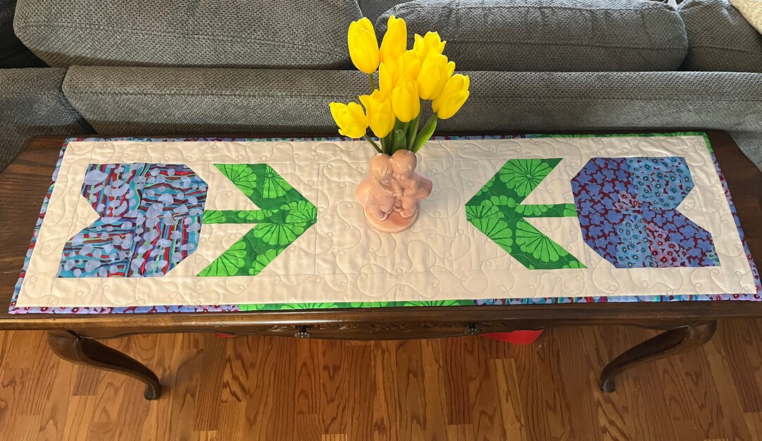 Quilted Tulip Table Runner - Etsy