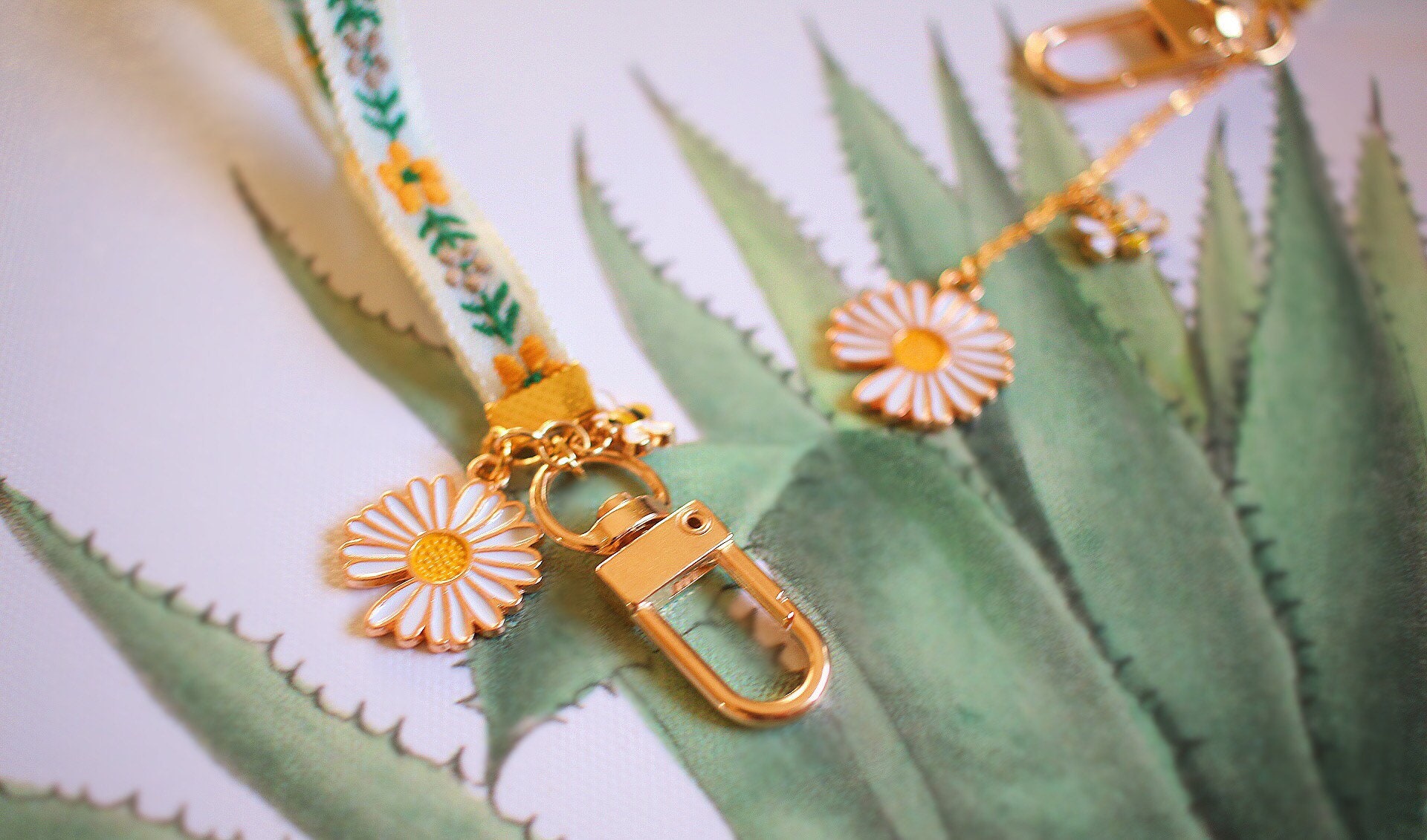 Daisy With Bumblebee Keychain Airpod Keychain Cute - Etsy