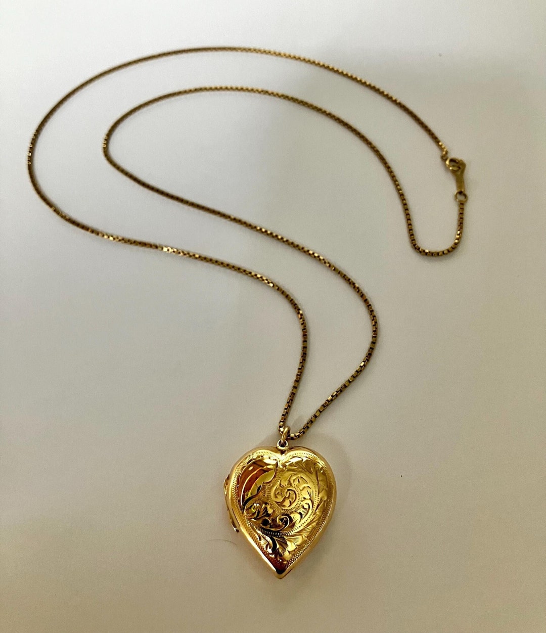 9ct Gold Vintage Puffy Heart Locket and Chain.vintage 9ct Gold Front ...