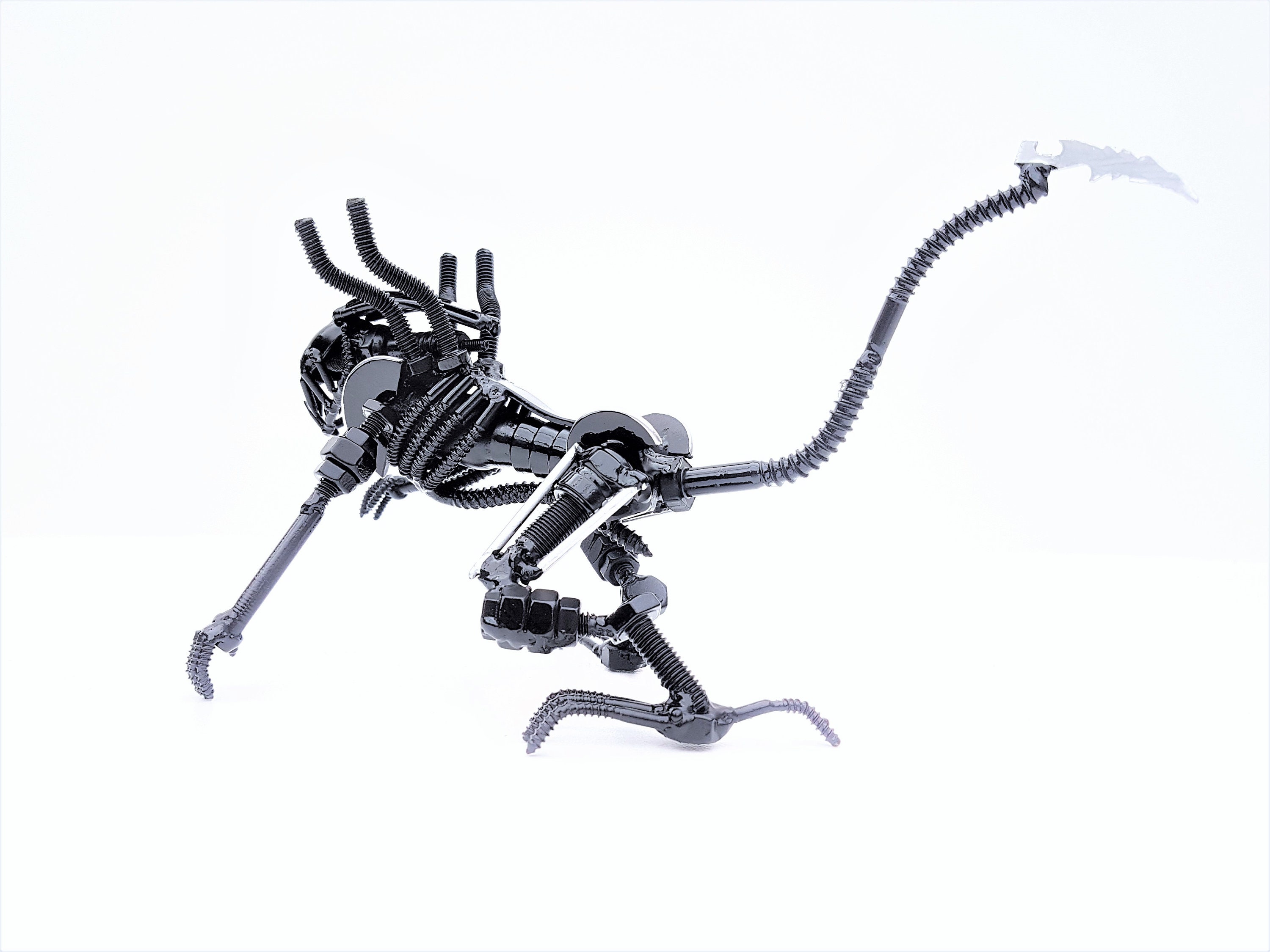 Alien Creeping Black Small - Etsy UK