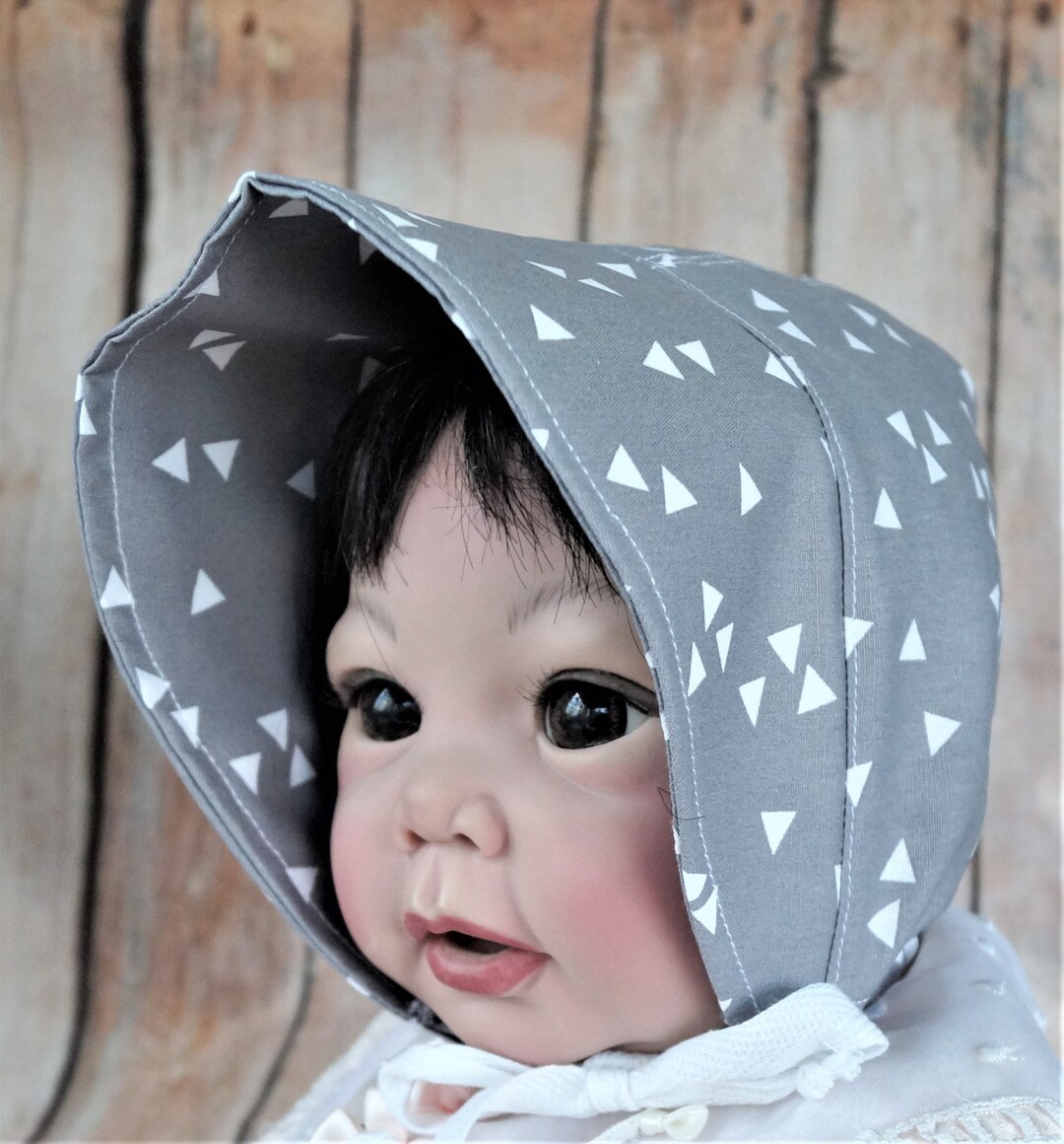 Babyhaube Grundfarbe grau mit weißen Dreiecken Baumwolle Kindermütze ...