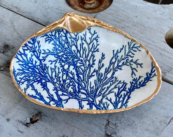 Mermaid Decor, Decoupage Shell Art, Decoupage Shells, Blue White, Beach ...