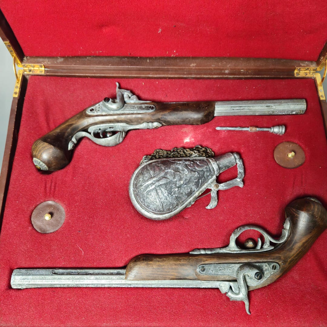 Dueling Pistols - Pistol Set - Antique Pistols - Decorative Weapons ...