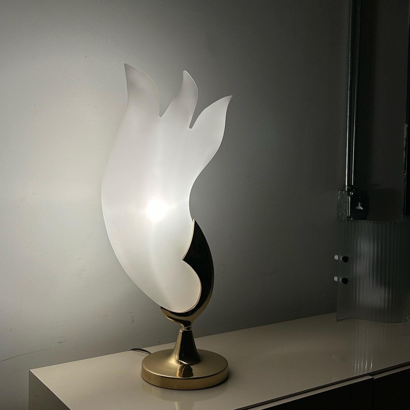 Vintage 1980s Post Modern Acrylic / Brass Bloom Sculpture Table Lamp by ...