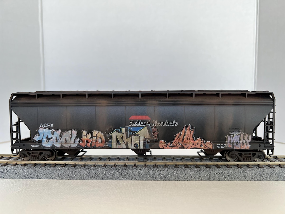 Ashland Chemicals 3-bay Covered Hopper, Wthrd W/graffiti - Etsy