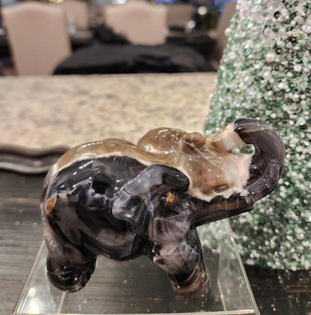 Rare Volcano Agate Elephant With Strong UV/ UV Reactive / Crystals ...