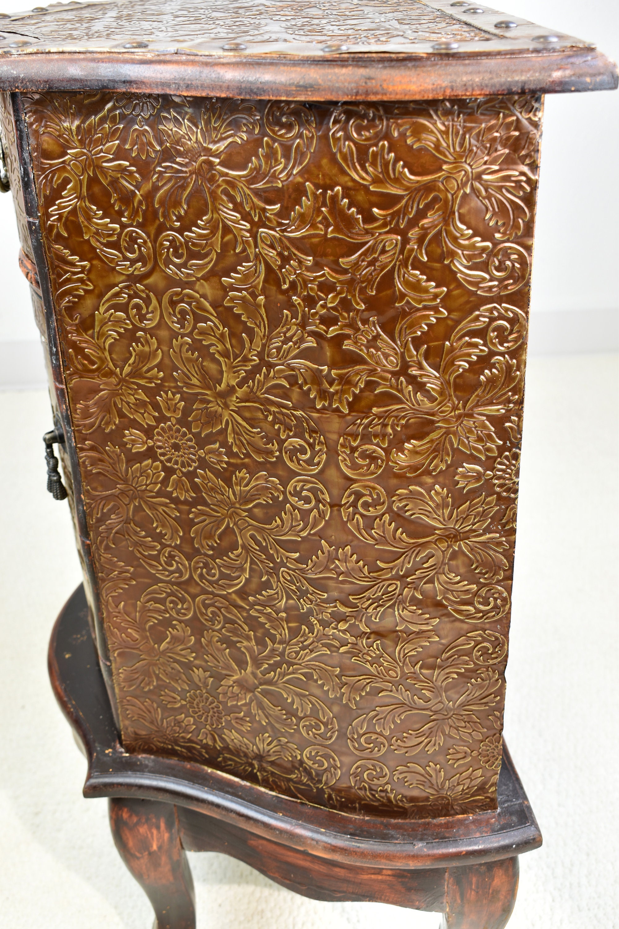 Traditional Color Flora Embossed Metal Accent Small Table With ...