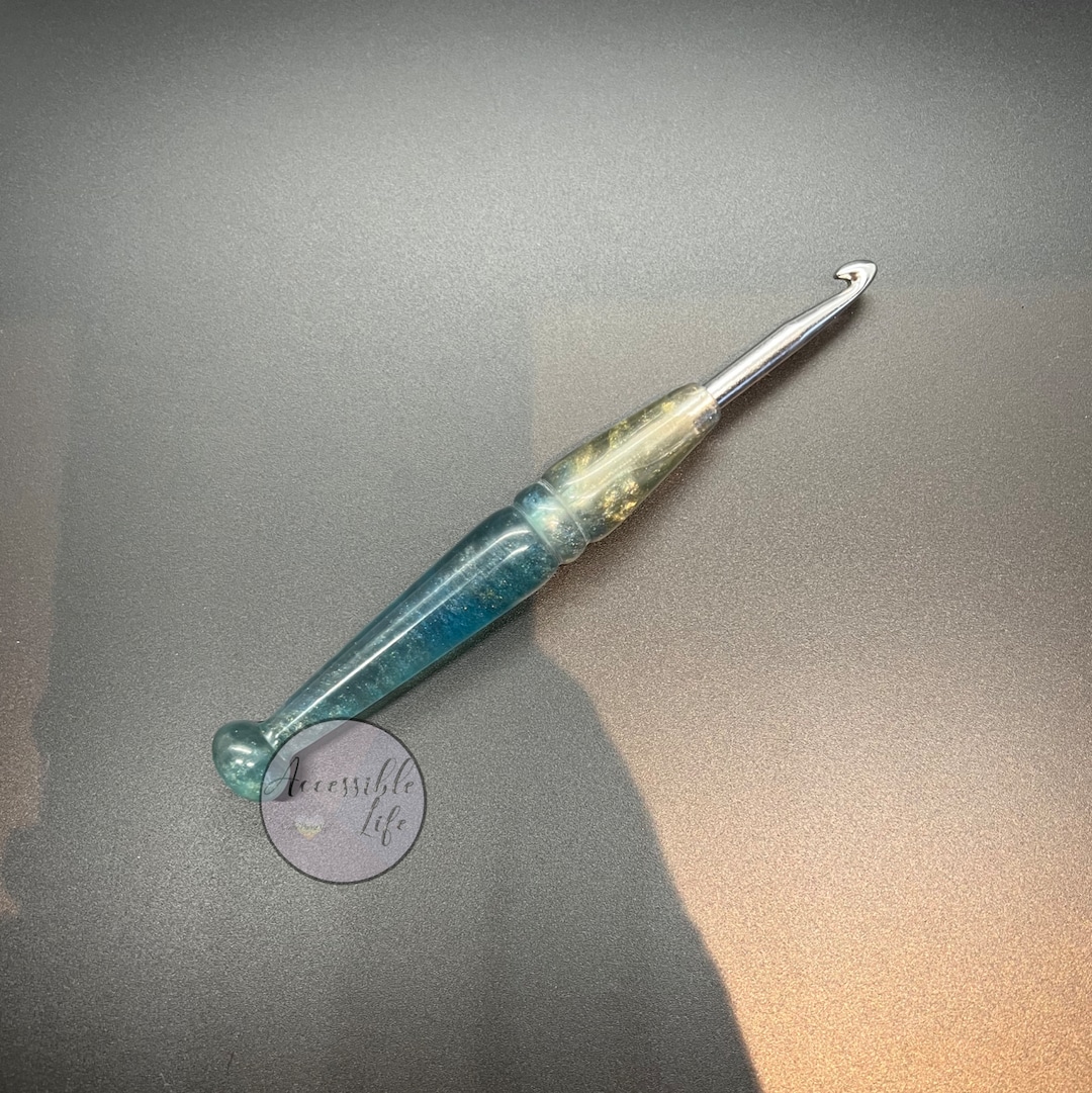6.0mm Ergonomic Crochet Hook Hand Turned Light Blue and Gold Ergonomic ...
