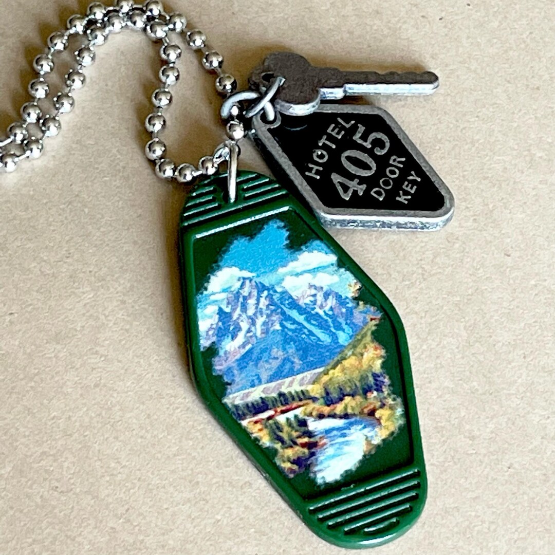 Vintage Style Hotel Key Fob Snowy Mountain Scenery Light Weight Hunter ...