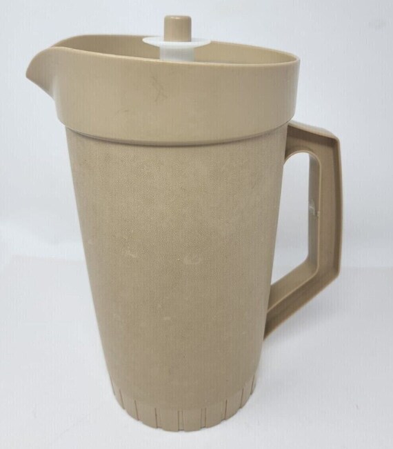 Vintage 800-2 Tupperware Pitcher Almond 2 Qt with pus… - Gem
