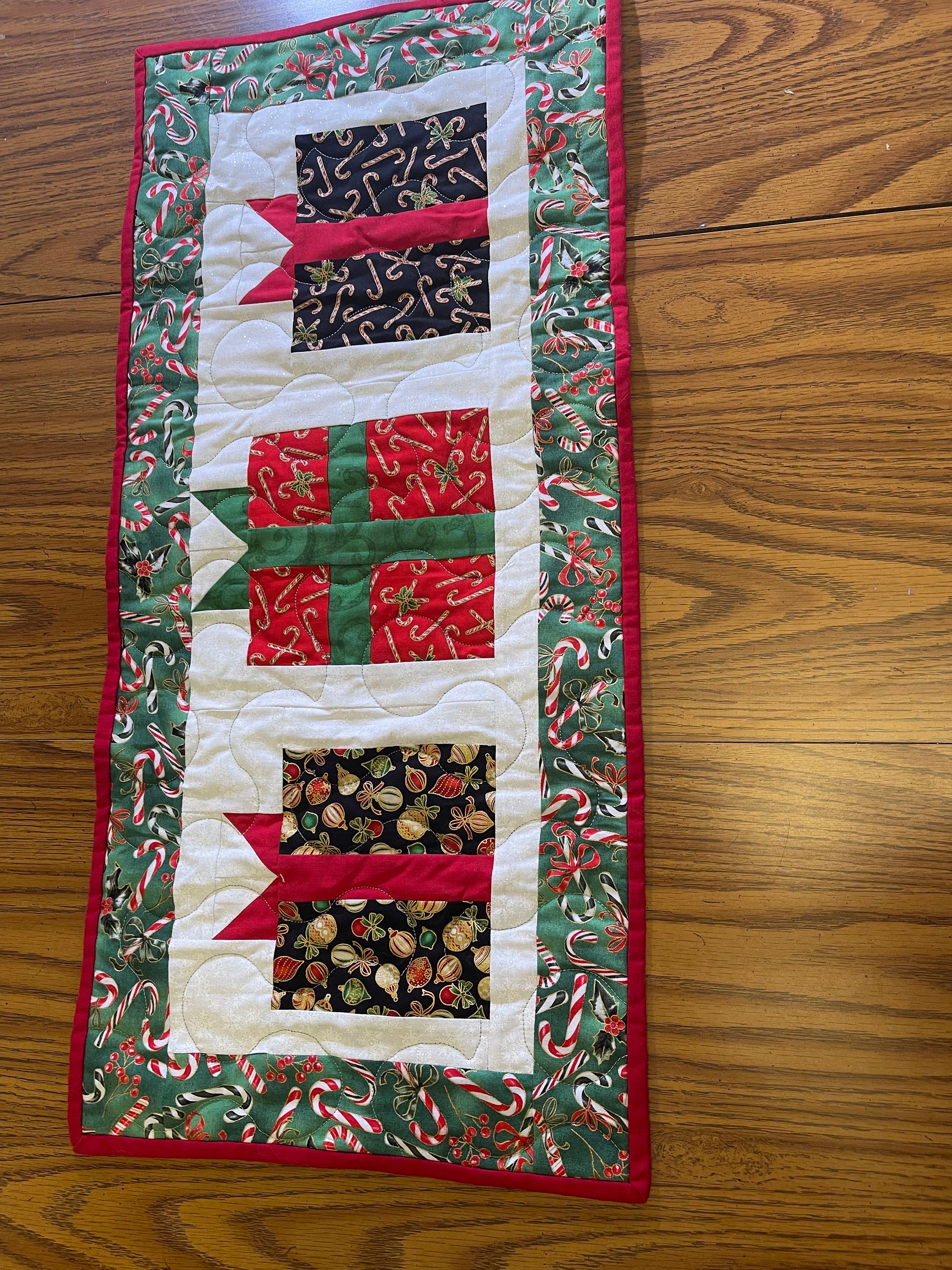 Quilted Present Table Runner, Winter Table Runner - Etsy