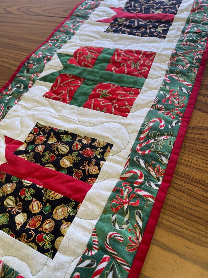 Quilted Present Table Runner, Winter Table Runner - Etsy