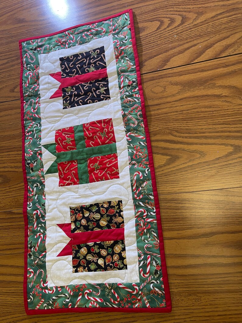 Quilted Present Table Runner, Winter Table Runner - Etsy